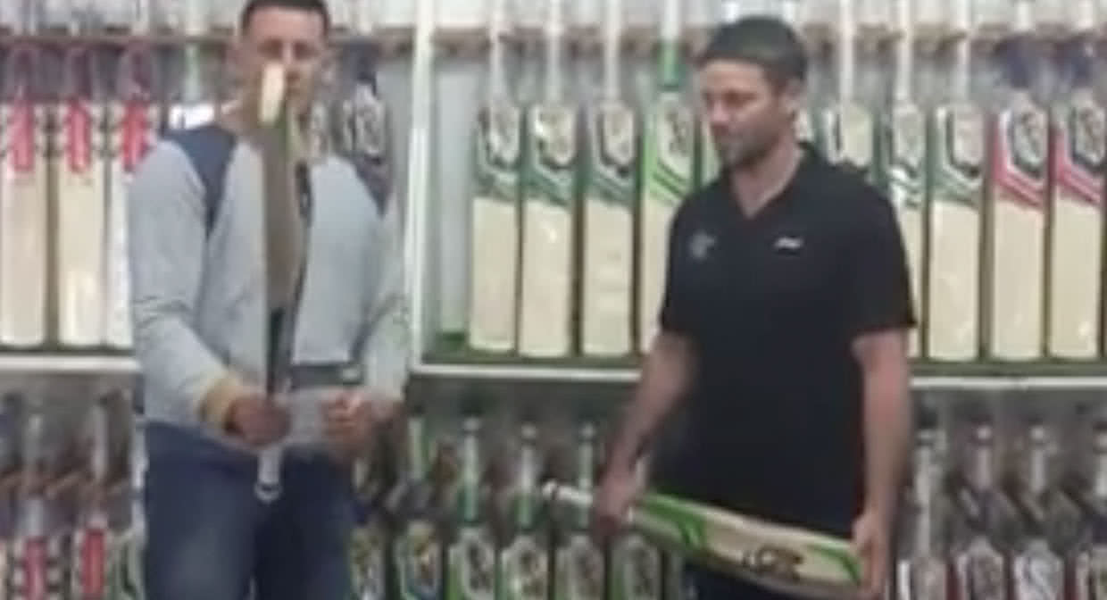 How to choose a bat with Mike Hussey - Meulemans Cricket Centre